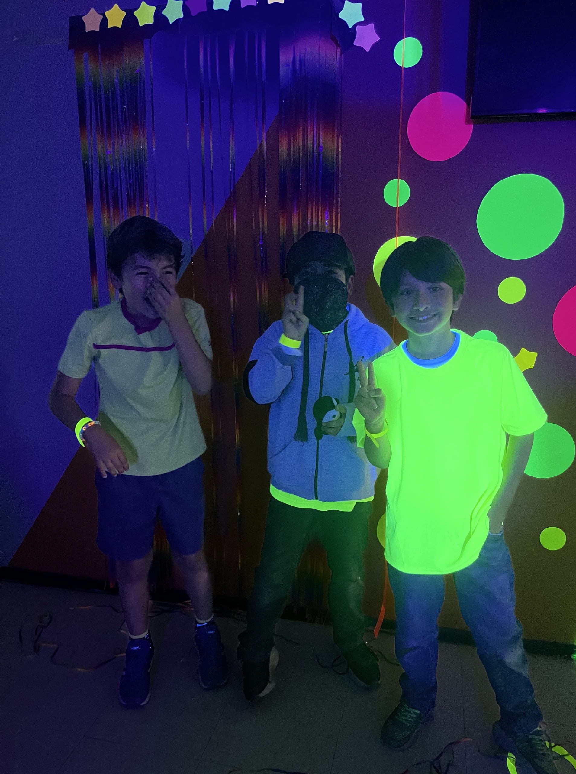 Primer ciclo despide año académico con fiesta fluor. - Colegio Altomonte