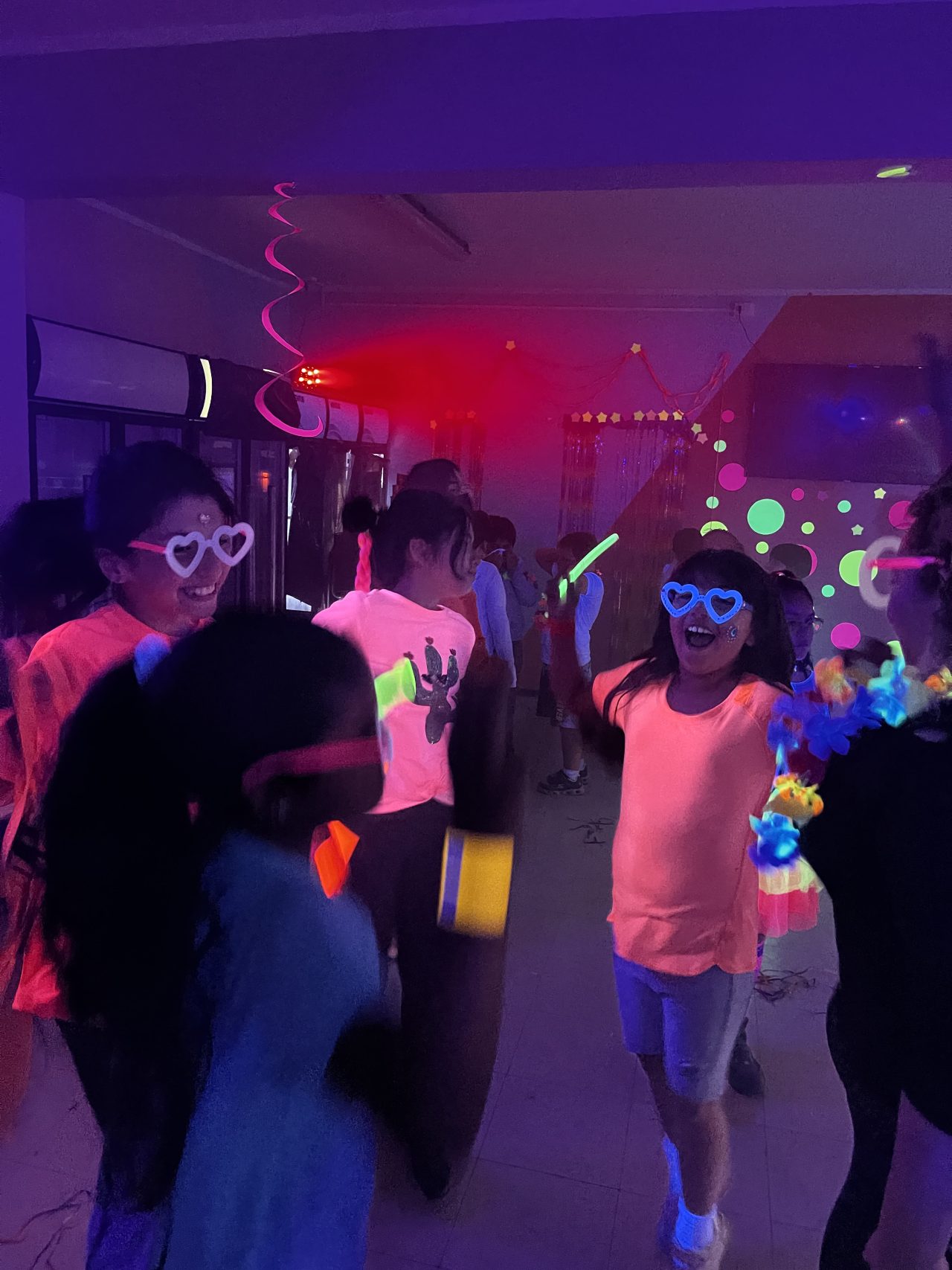 Primer ciclo despide año académico con fiesta fluor. - Colegio Altomonte