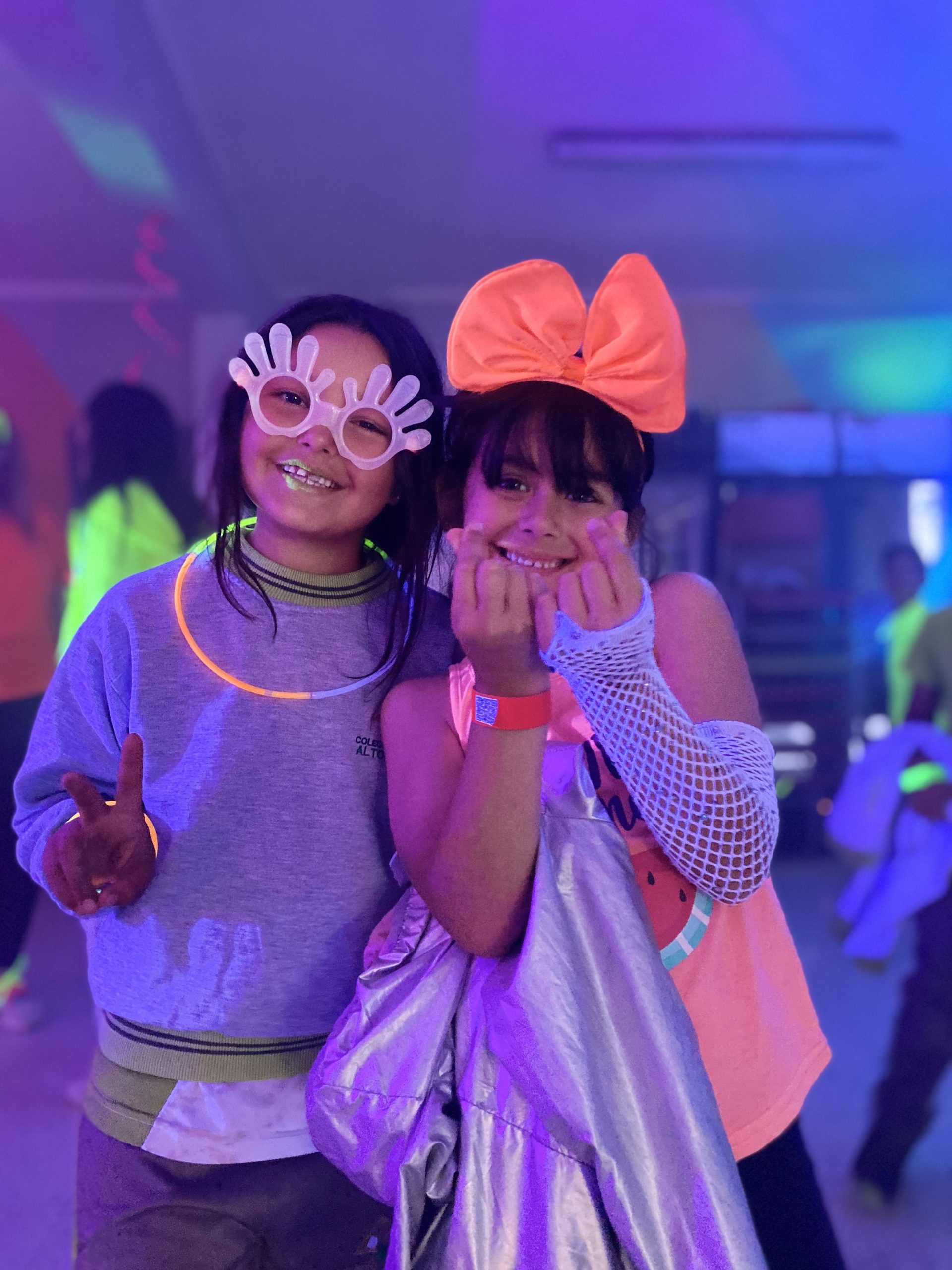 Primer ciclo despide año académico con fiesta fluor. - Colegio Altomonte