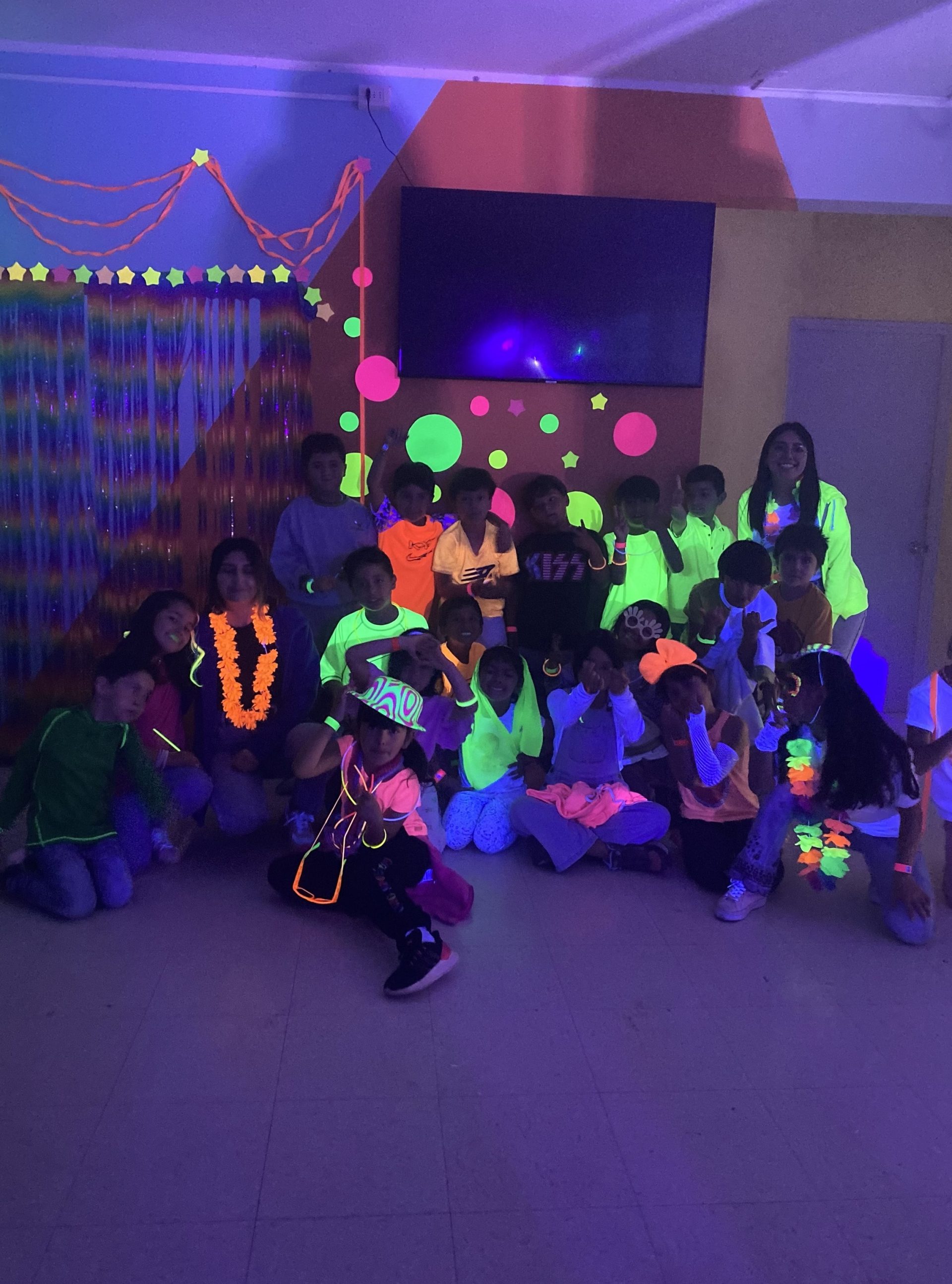 Primer ciclo despide año académico con fiesta fluor. - Colegio Altomonte
